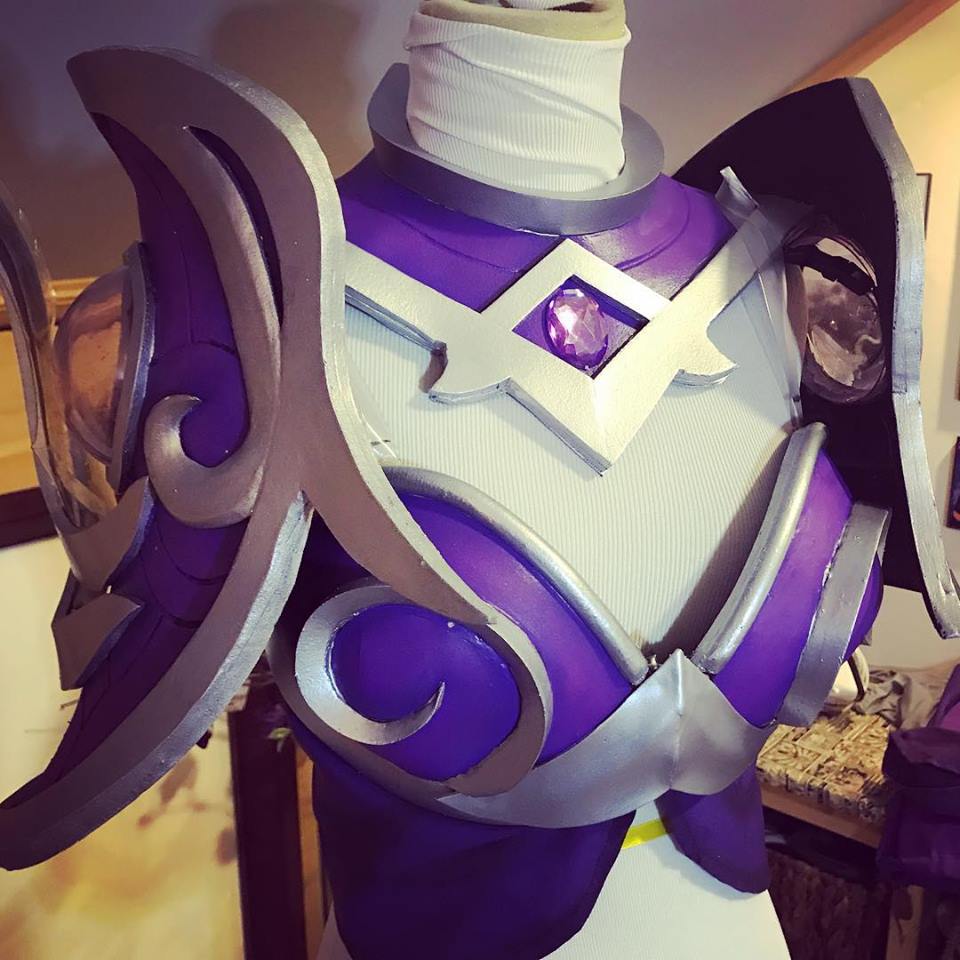 Cosplay de Elfa Nocheterna con su Armadura Dinástica por Candace ...
